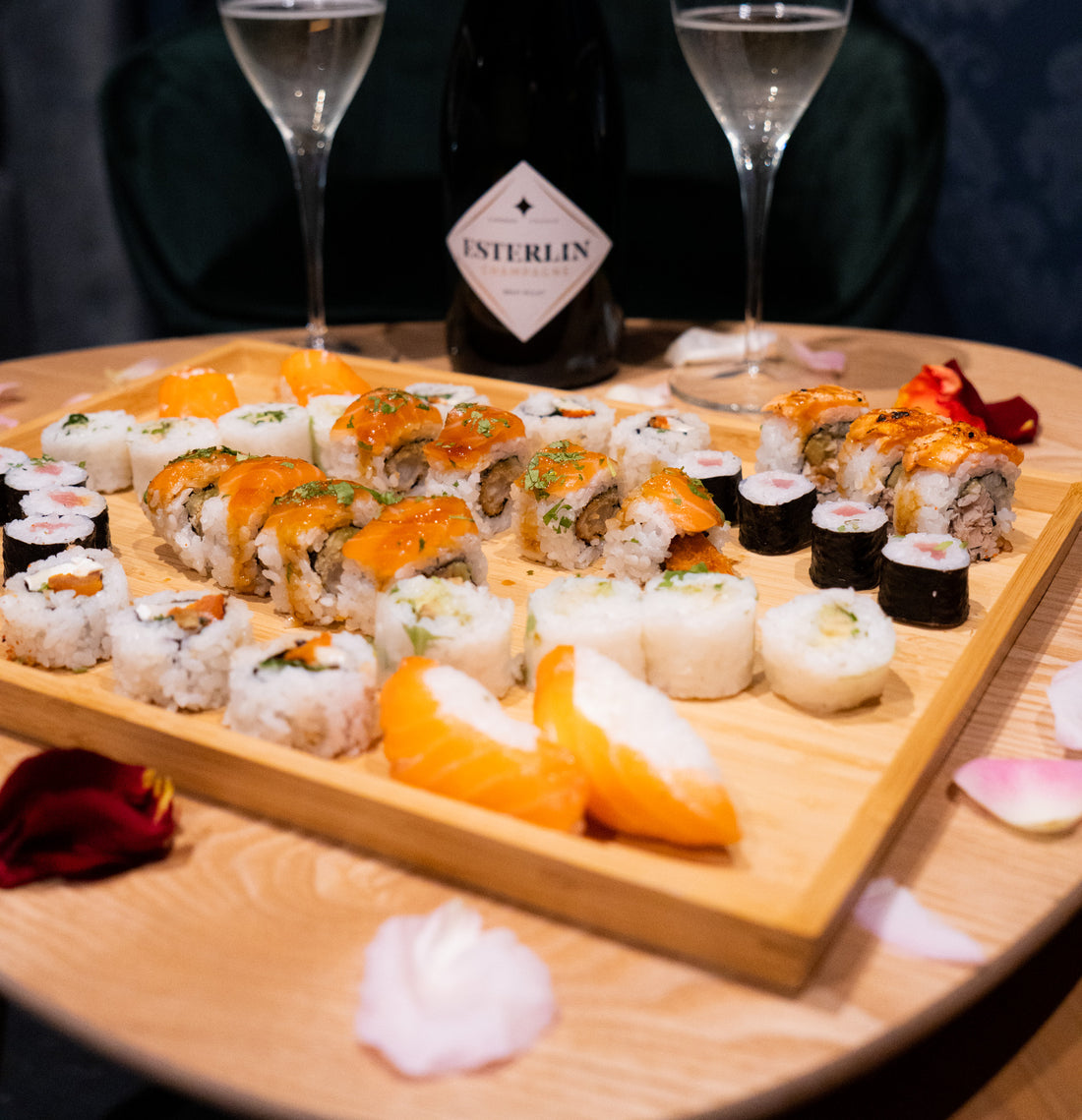 Plateaux de sushis, by Fleur de sushi – En aparté - Loveroom Caen